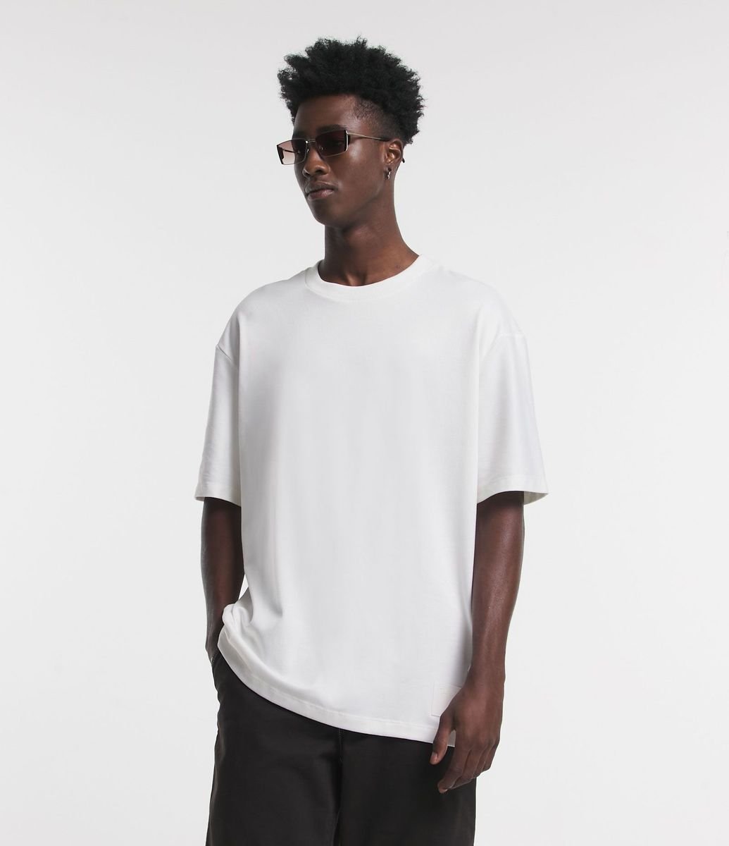 Remera Relaxed en Punto Sargado con Tag en el Bajo | Renner